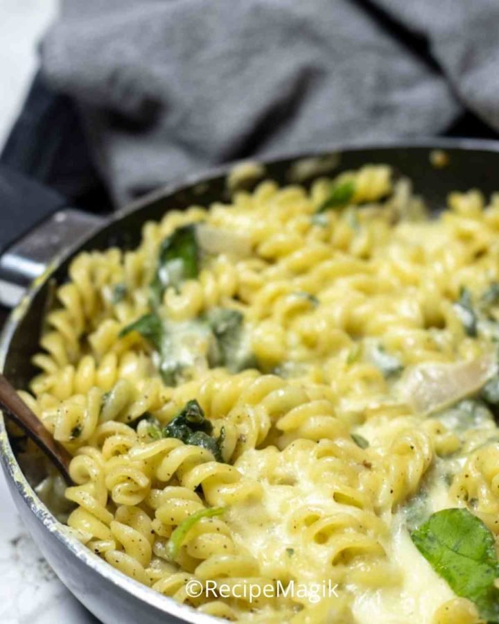 Creamy Garlic Spinach Pasta Recipe