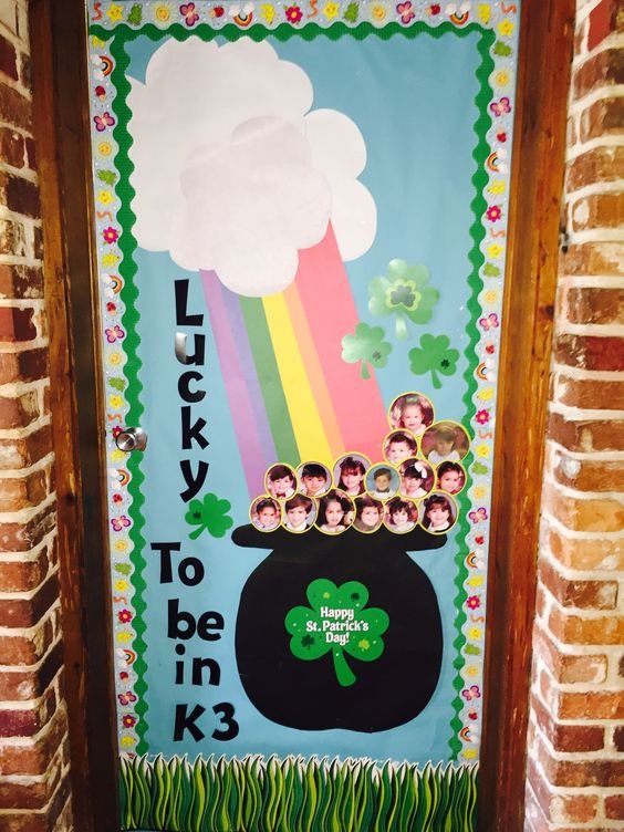 DIY March Door And Bulletin Board Decor For St. Patrick's Day - RecipeMagik