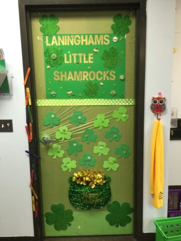 DIY March Door And Bulletin Board Decor For St. Patrick's Day - RecipeMagik